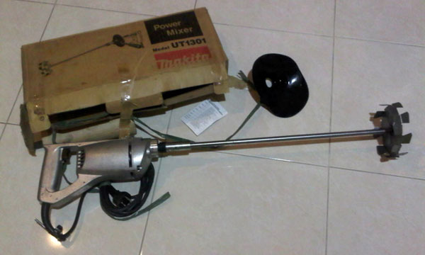 Máy khuấy trộn sơn Makita UT1301 (700W) giá rẻ